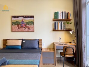Apartamento superior, 1 quarto, sacada, vista para o parque | Individualmente decorados, individualmente mobiliados, escrivaninha