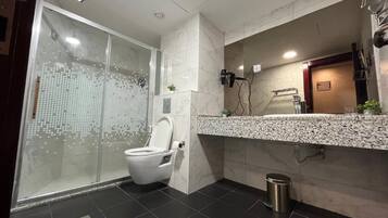 Quarto casal | Banheiro | Produtos de toalete grátis, sabonete, shampoo, papel higiênico
