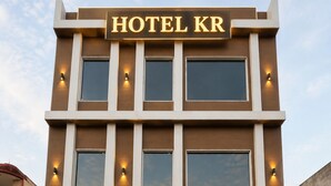 Um edifício moderno de hotel com uma placa que diz 'HOTEL KR'.