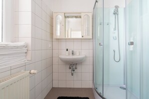 Apartamento Clássico, 1 cama queen-size e sofá-cama | Casa de banho
