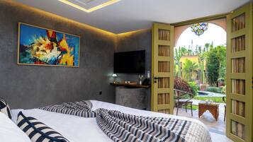 Quarto casal luxo, vista para a piscina | Frigobar, cofres nos quartos, escrivaninha