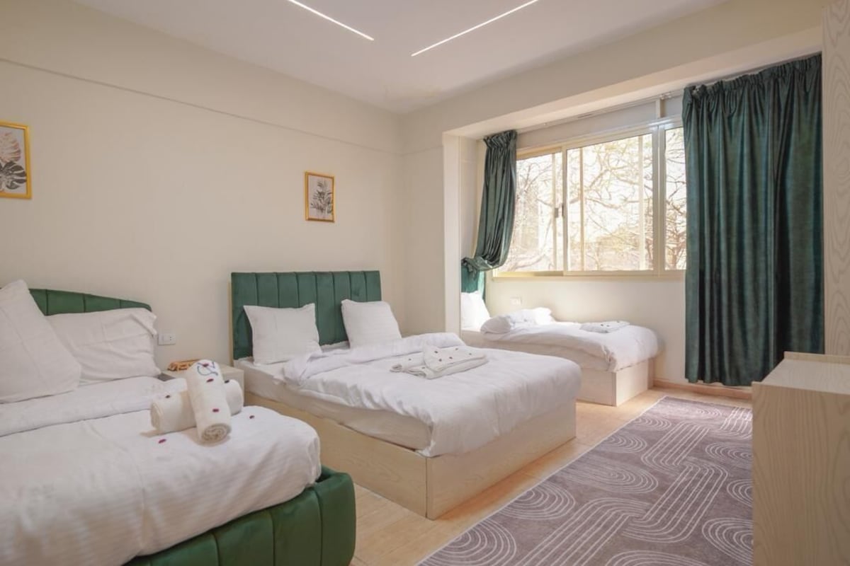 Quarto Triplo Comfort | Secretária adequada para computadores portáteis, quartos insonorizados