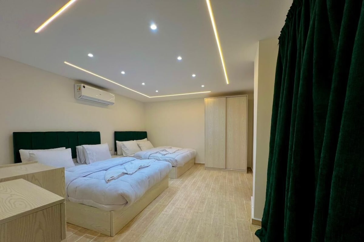 Quarto Familiar, Vista para a cidade | Secretária adequada para computadores portáteis, quartos insonorizados
