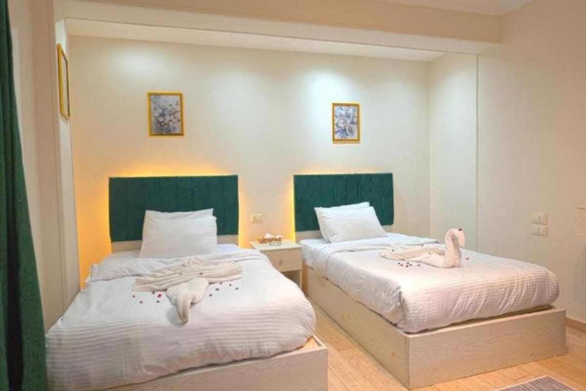 Quarto Clássico com Cama de Casal, Vista para a cidade | Secretária adequada para computadores portáteis, quartos insonorizados