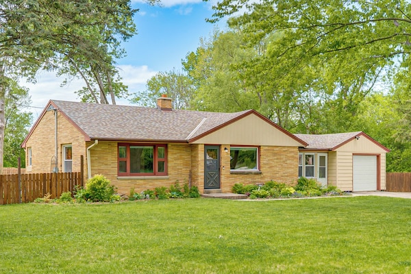 Huge Yard, Fire Pit, Garden! Milwaukee Family Home - Jackson, WI