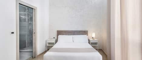 Quarto de hotel moderno com uma cama grande, mesas de cabeceira, um closet espaçoso e um claraboia.