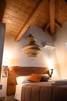 Quarto casal ou duplo, vista para a colina | Roupas de cama antialérgicas, edredons de pluma, escrivaninha