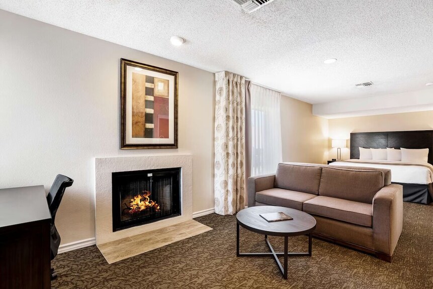 2 Spacious Suites Pool, Free Breakfast & Full Kitchen - El Paso, TX