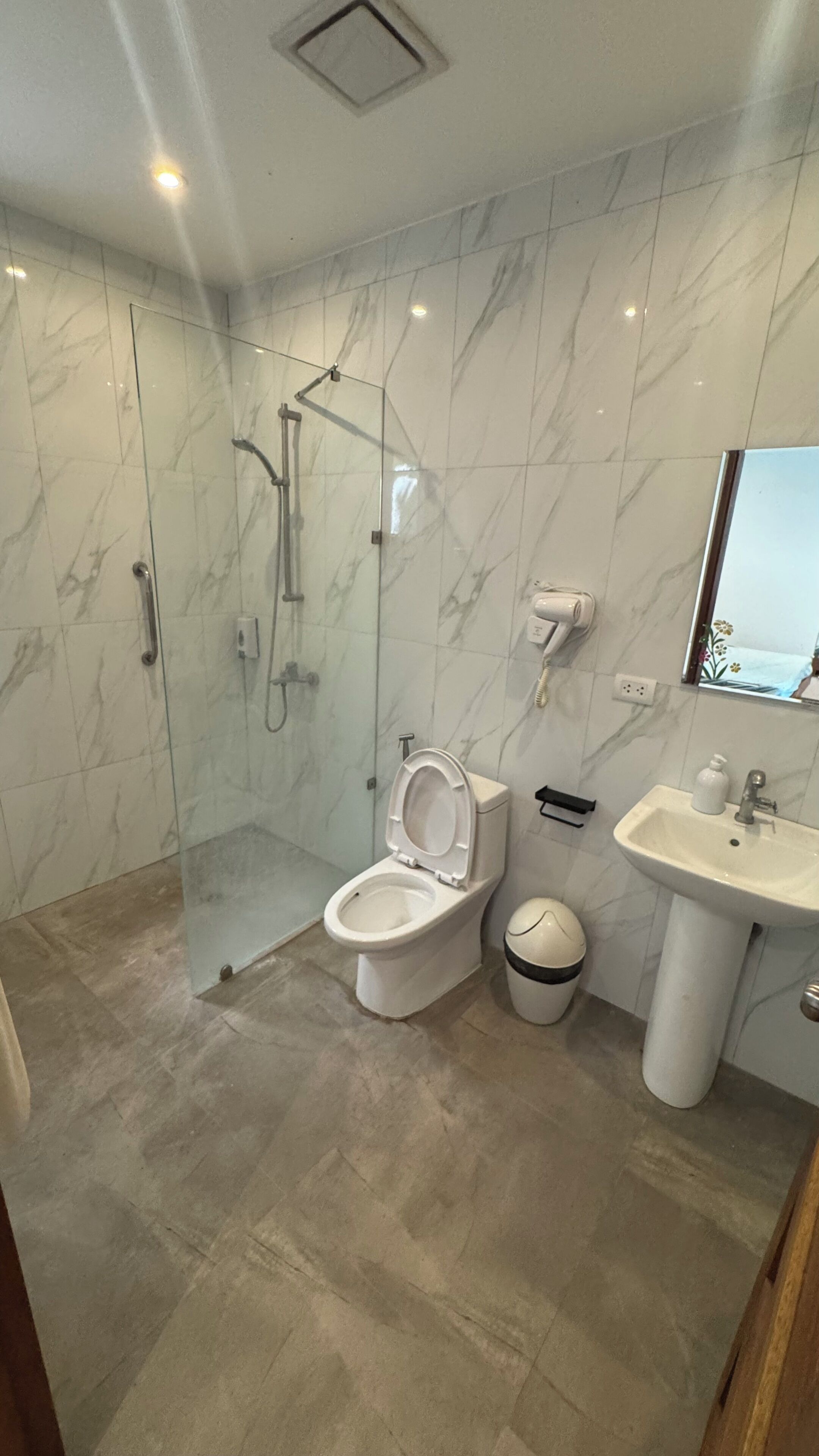 Quarto solteiro luxo, sacada, vista para a piscina | Banheiro | Chuveiro, secador de cabelo, toalhas de banho, sabonete