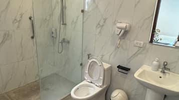 Quarto solteiro luxo, sacada, vista para a piscina | Banheiro | Chuveiro, secador de cabelo, toalhas de banho, sabonete