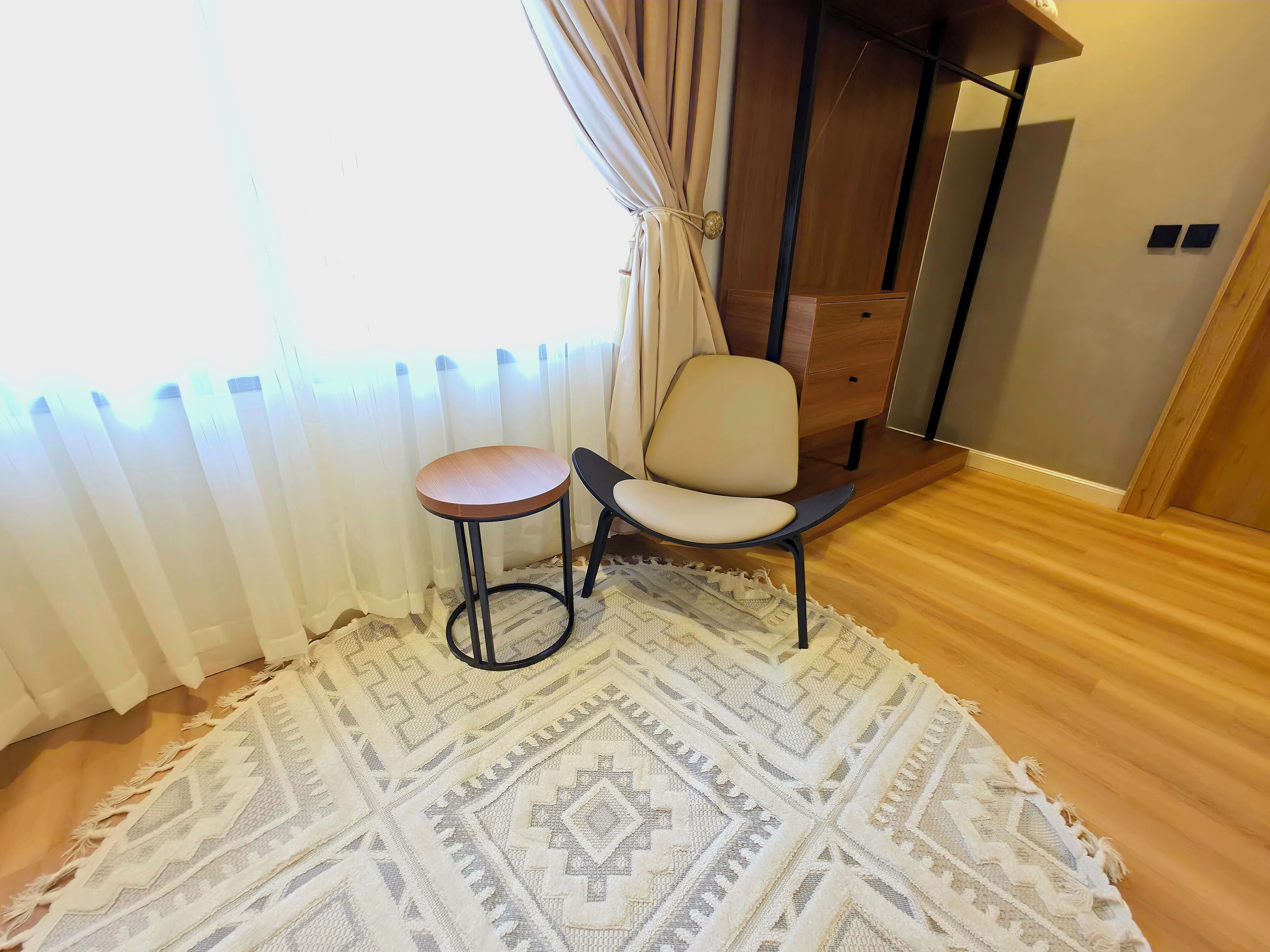 Quarto Superior, vista para o pátio | Lençóis de algodão egípcio, roupa de alta qualidade, edredões de penas 