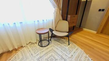 Quarto Superior, vista para o pátio | Lençóis de algodão egípcio, roupa de alta qualidade, edredões de penas