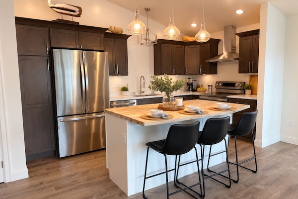 Quarto casal superluxo, vista para o oceano | Cozinha privada | Geladeira, fogão, cooktop, talheres/pratos/utensílios de cozinha
