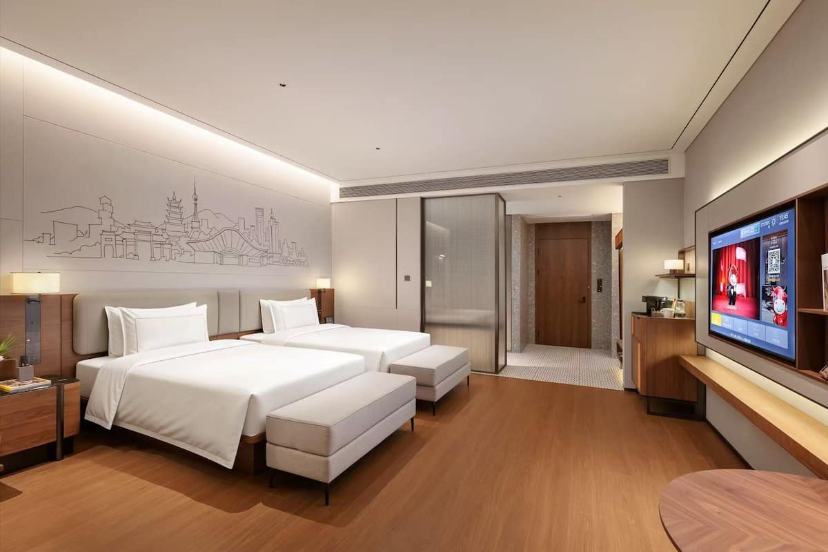 Quarto Duplo Básico | Minibar grátis, cofre no quarto, cortinas/cortinados opacos 