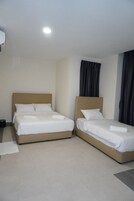 Quarto triplo | Escrivaninha, Wi-Fi de cortesia