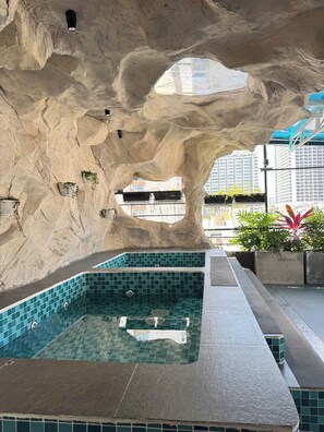 Piscina exterior, espreguiçadeiras 