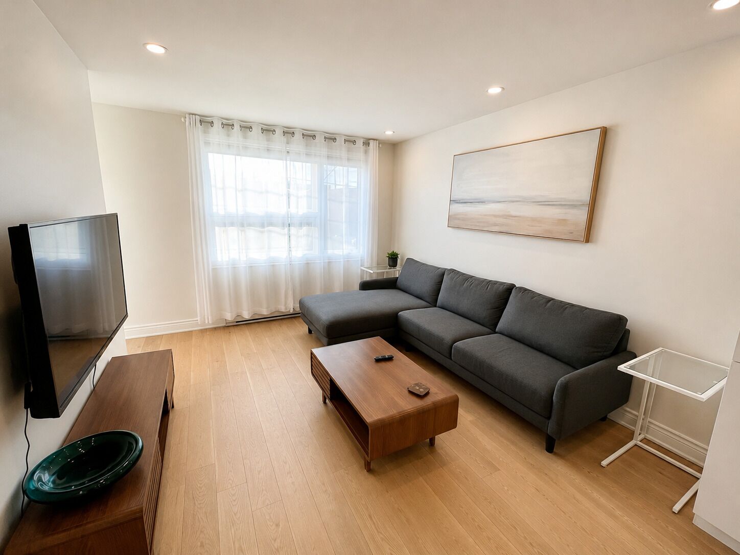 Fully Renovated Furnished 1-bedroom+office Apt Appt 4 1/2 Entièrement Rénové - Montreal