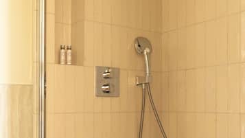 Apartamento | Banheiro | Secador de cabelo, toalhas de banho, shampoo