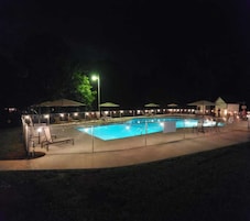 Piscina exterior, da(s) 9:00 à(s) 21:00, guarda-sóis, espreguiçadeiras 