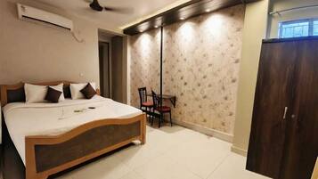 Quarto casal luxo | Escrivaninha, espaço de trabalho para notebook, Wi-Fi de cortesia