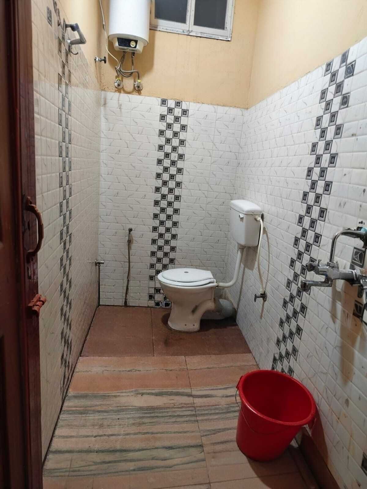 Quarto Duplo Deluxe | Casa de banho | Um polibã, artigos de higiene pessoal grátis, toalhas fornecidas, sabão 