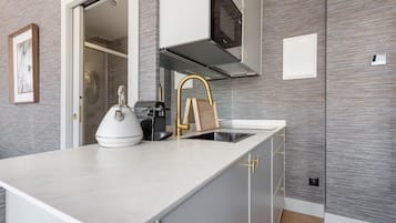 Apartamento (0 Bedroom) | Cozinha privada | Um frigorífico, um micro-ondas, uma placa de cozinha