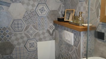 Apartamento Standard, pátio, vista para o jardim | Casa de banho | Um secador de cabelo, toalhas fornecidas, sabão, champô