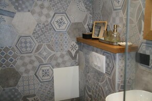 Apartamento Standard, pátio, vista para o jardim | Casa de banho | Um secador de cabelo, toalhas fornecidas, sabão, champô 