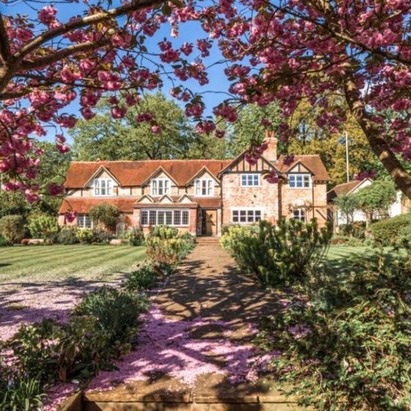 Villa Sleeps 17 - Hot Tub, Garden, Free Parking - London, UK