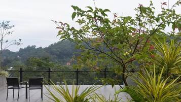 Quarto Duplo Deluxe, varanda, vista para o lago | Terraço/pátio interior