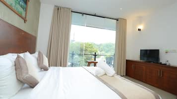 Quarto Duplo Deluxe, varanda, vista para o lago | Secretária adequada para computadores portáteis, Wi-fi grátis