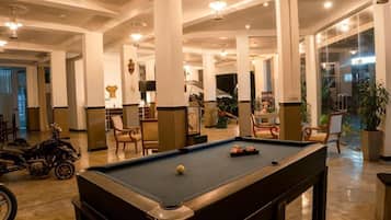 Quarto Duplo ou Twin Deluxe, varanda, vista para o jardim | Sala de jogos