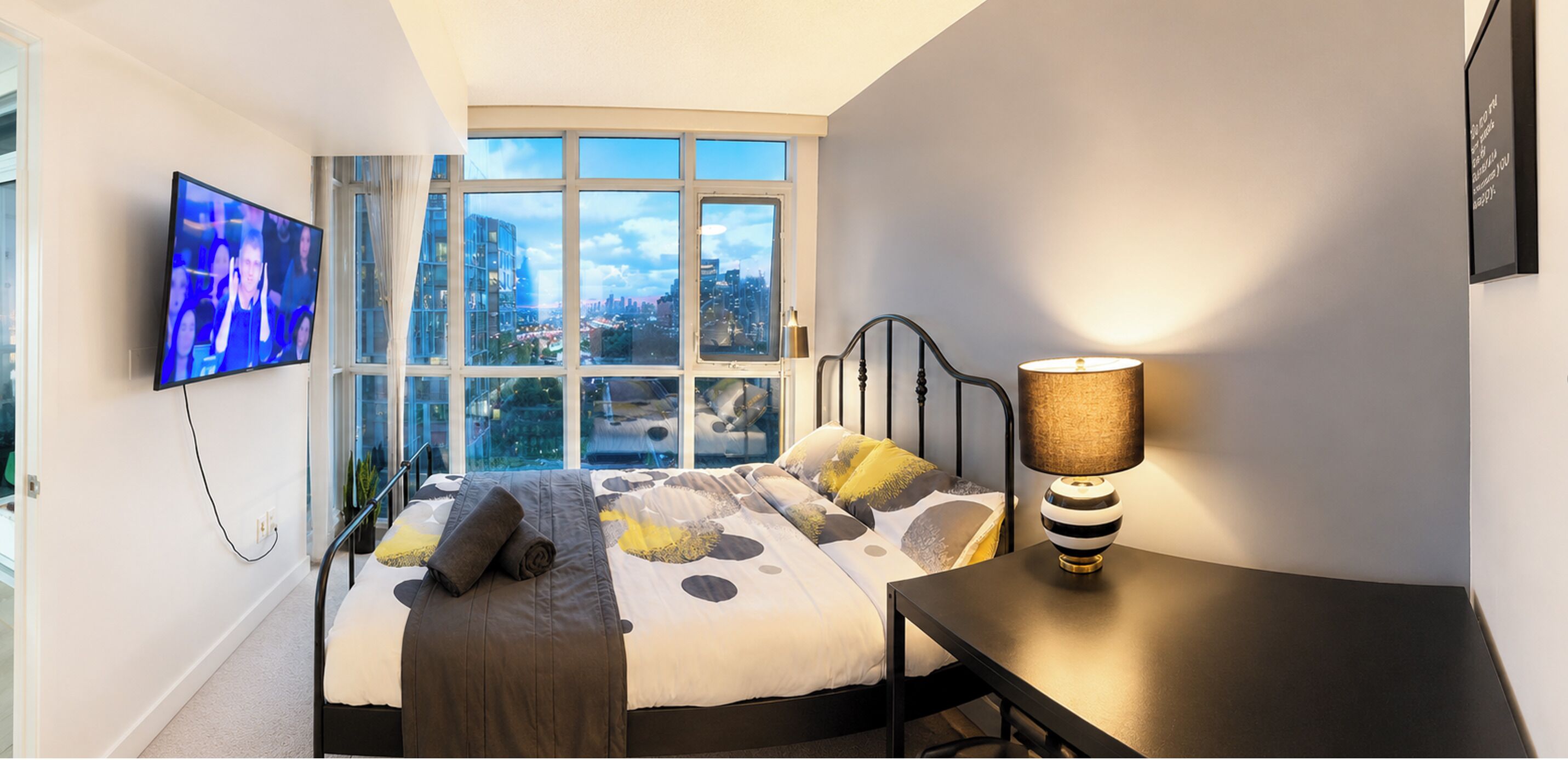Sunset Views 1+1 2br Condo With P Near Cn Tower - Mississauga