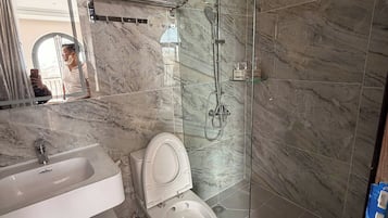 Quarto Duplo Deluxe, Vista para a cidade | Casa de banho | Artigos de higiene pessoal grátis, um secador de cabelo