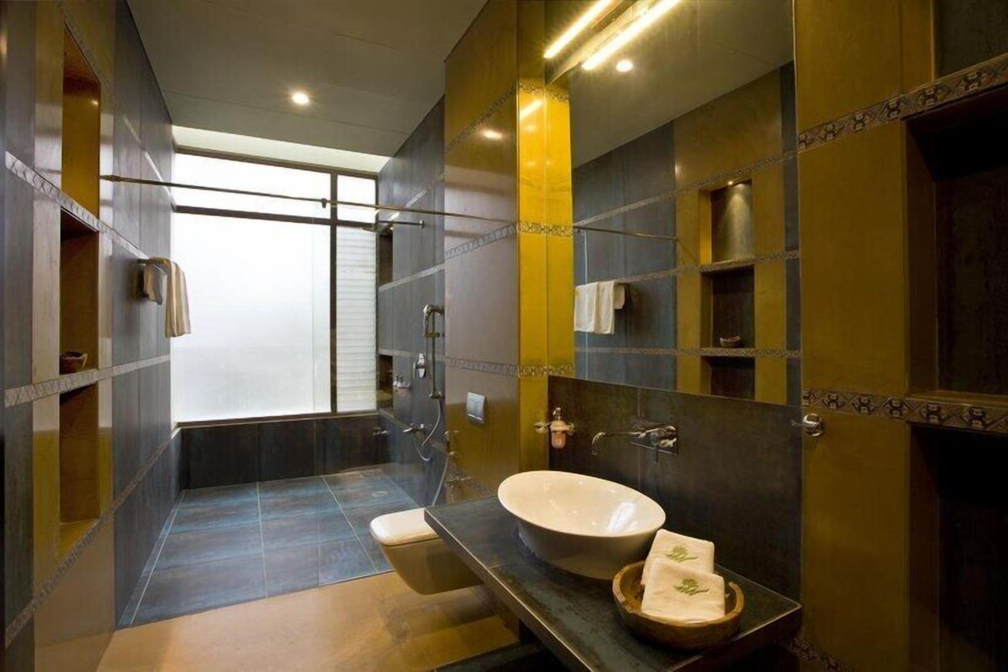 Quarto Twin Deluxe, varanda, vista para a piscina | Casa de banho | Um secador de cabelo, um bidé, toalhas fornecidas, papel higiénico 