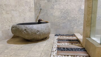 Suite Familiar, varanda, vista para o jardim | Casa de banho | Chinelos, toalhas fornecidas, sabão, champô