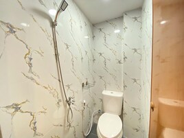 Quarto Duplo Standard | Casa de banho | Um polibã, artigos de higiene pessoal grátis, toalhas fornecidas 