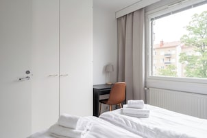 Apartamento Comfort, 1 quarto, varanda, vista para o pátio | Secretária, secretária adequada para computadores portáteis