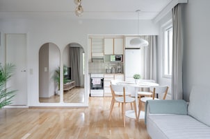 Apartamento Comfort, 1 quarto, varanda, vista para o pátio | Cozinha privada | Uma cafeteira/bule, um frigorífico/congelador grande, um micro-ondas