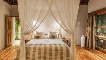 Villa Deluxe, 2 quartos, piscina privativa, vista para a piscina | Cofre no quarto, secretária, Wi-fi grátis, roupa de cama fornecida