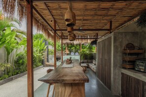 Villa Deluxe, 2 quartos, piscina privativa, vista para a piscina | Sala de jantar