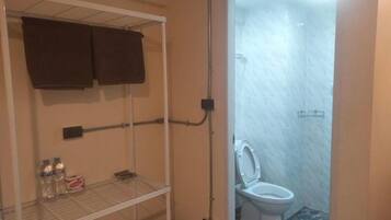 Quarto Twin | Casa de banho | Um polibã, artigos de higiene pessoal grátis, toalhas fornecidas