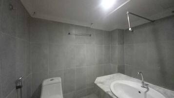 Quarto Duplo Standard, fumadores | Casa de banho | Sabão, champô, papel higiénico