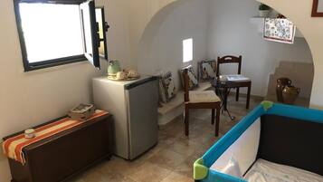 Suite Deluxe, vista para a piscina | Secretária adequada para computadores portáteis, berço de viagem