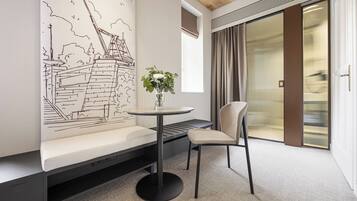 Quarto Clássico com Cama de Casal | Roupa hipoalergénica, cofre com capacidade para portátil, secretária