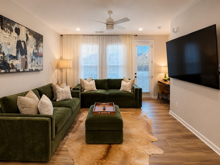 The Breezy Atlanta Luxe Beltline Escape, Resort Pool, Zoo & Downtown Atl Vibes - Atlanta, GA
