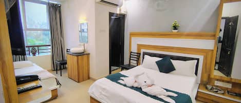Quarto triplo luxo, vista para a cidade | Escrivaninha, Wi-Fi de cortesia