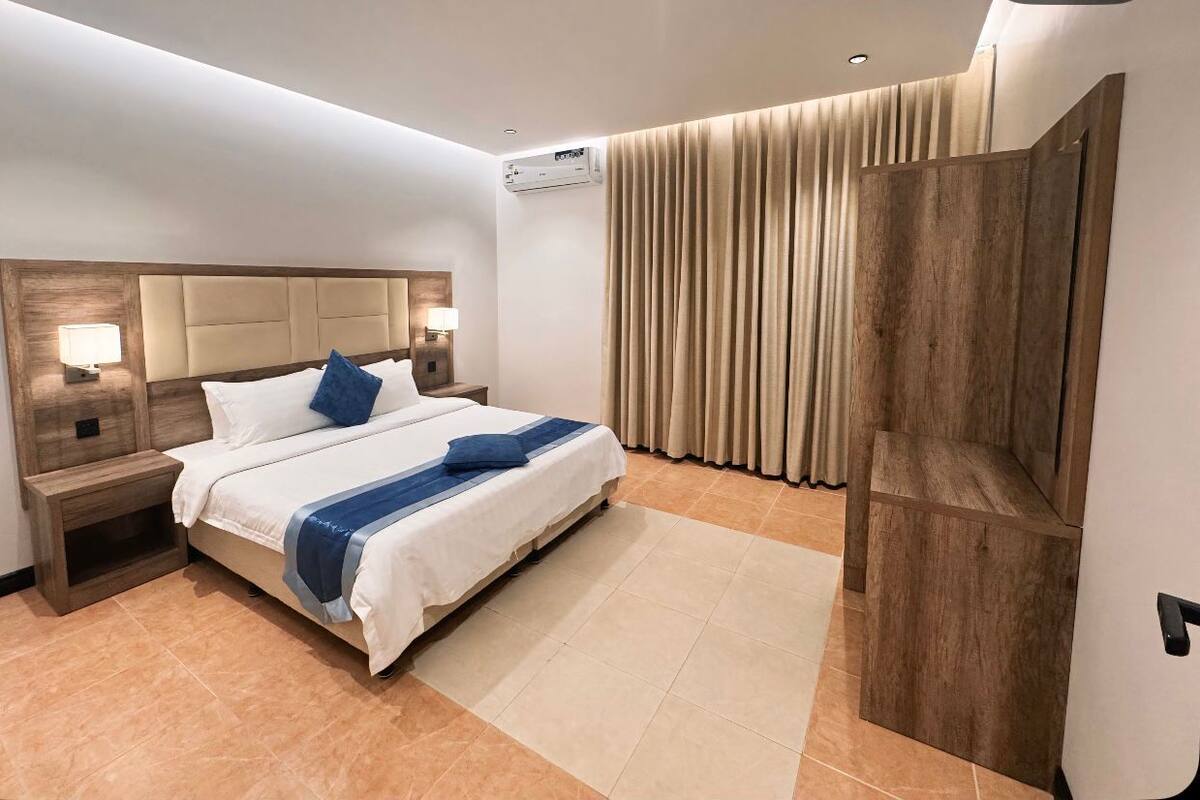 Apartamento Deluxe | Cortinas/cortinados opacos, ferro/tábua de engomar, Wi-fi grátis 