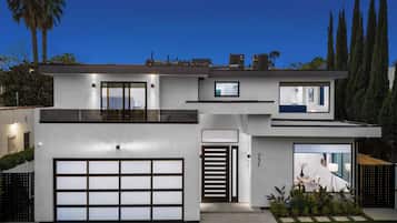 Villa (6 Bedrooms) | Exterior
