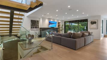 Villa (6 Bedrooms) | Exterior